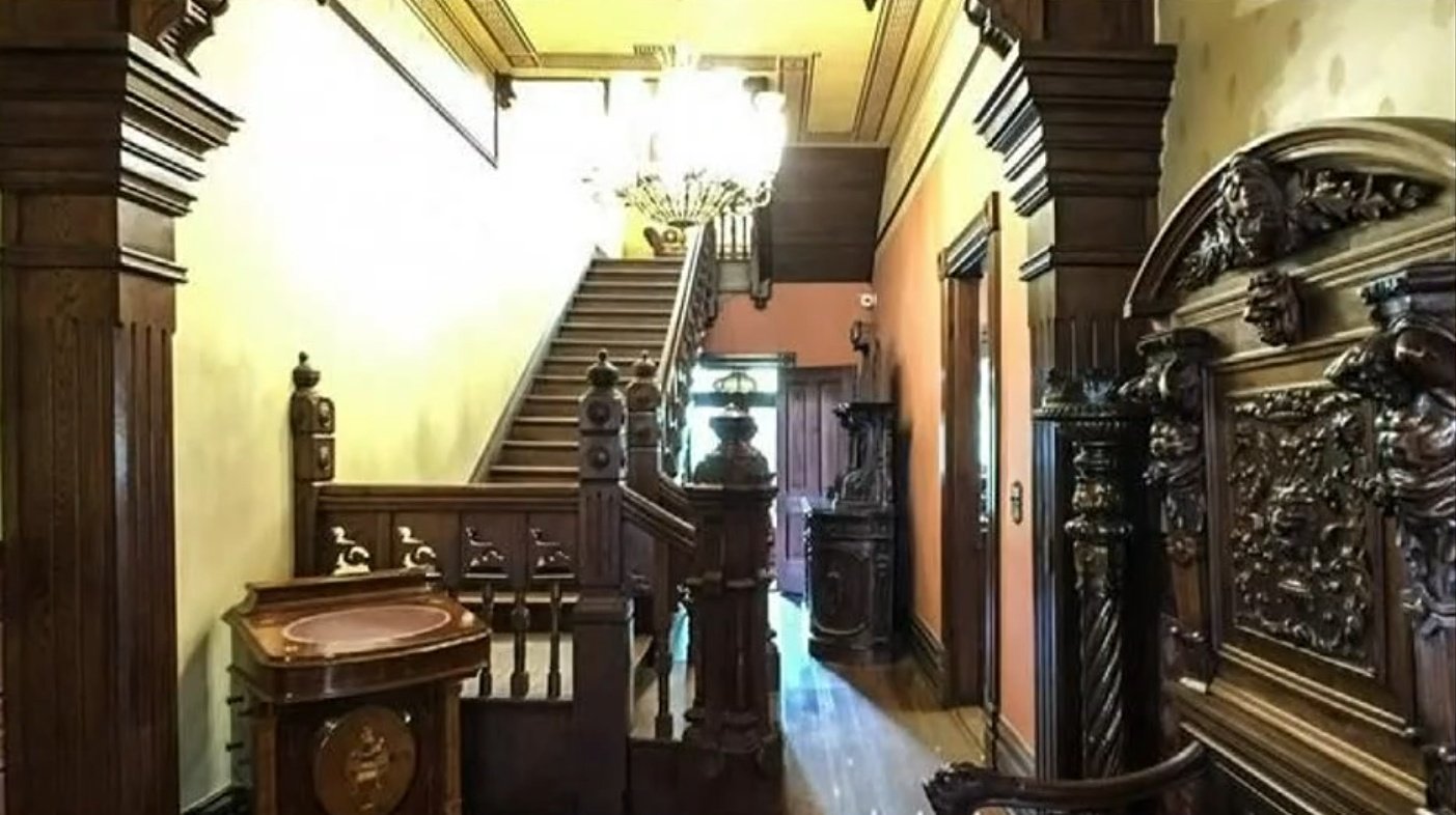 Two Fearless Owners Live in 'Conjuring' House, Shares It's Still ...